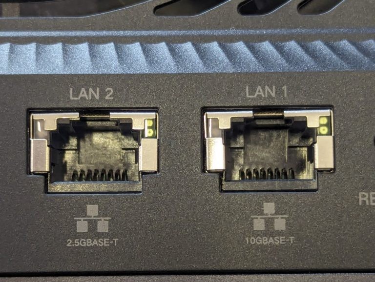 UGREEN DXP4800 PLUS vs DH4300 NAS Comparison – NAS Compares